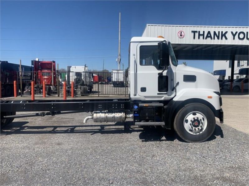 2023 MACK MD7 - Old River