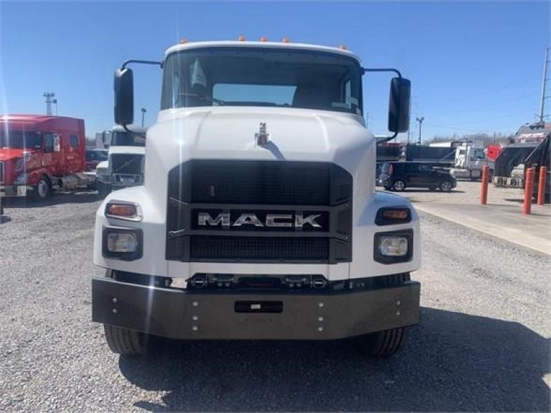 2023 MACK MD6 - Old River