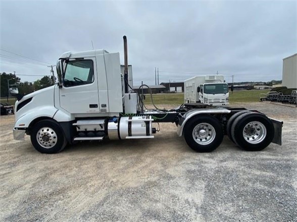 2019 VOLVO VNL64T300 - Old River
